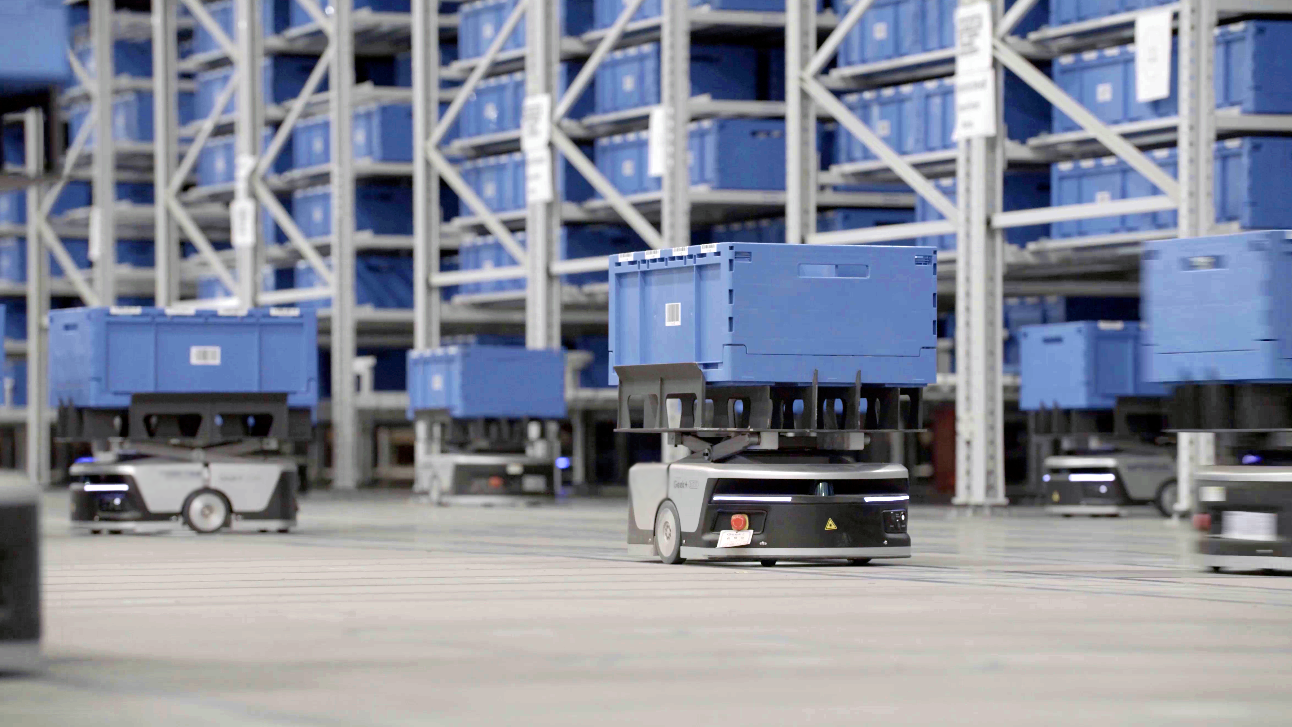 Revolutionizing apparel picking with tote, pallet robots